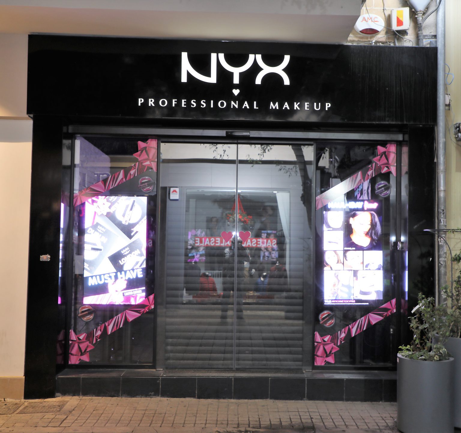 Shop Front Fascia Signs – Landas Colour